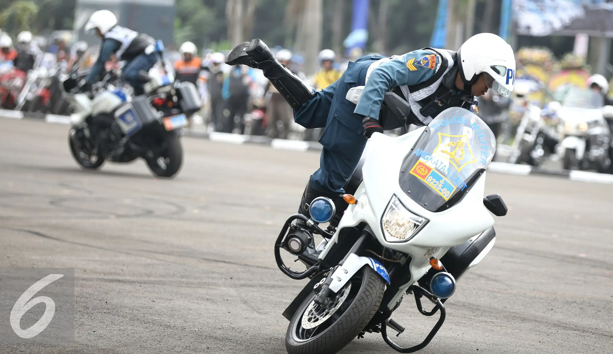 Atraksi Motor Gede Pomal TNI AL di HUT ke-70 - Foto Liputan6.com