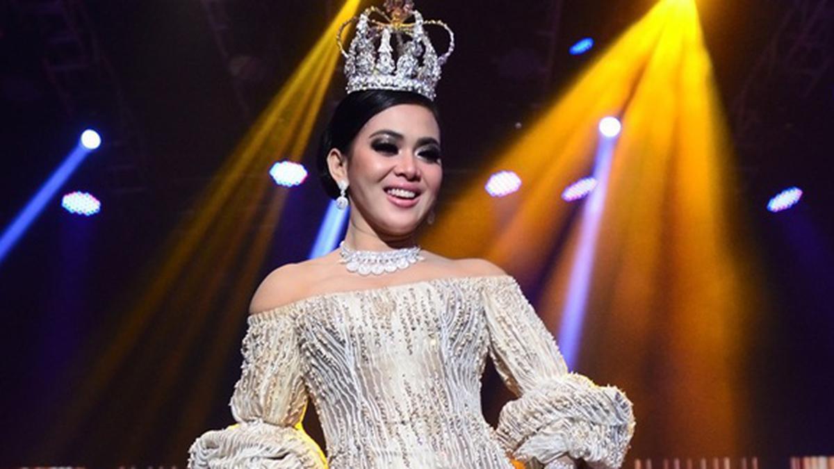 Photoshoot Manja Dengan Ribuan Mawar, Ini Pose Cetar Syahrini