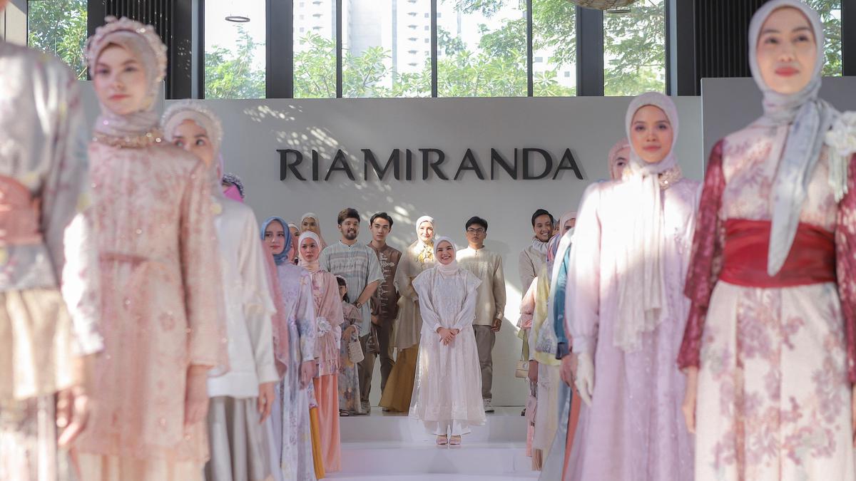 Eksplorasi Budaya Minang dalam Koleksi Raya Ria Miranda ‘Sangsata ...