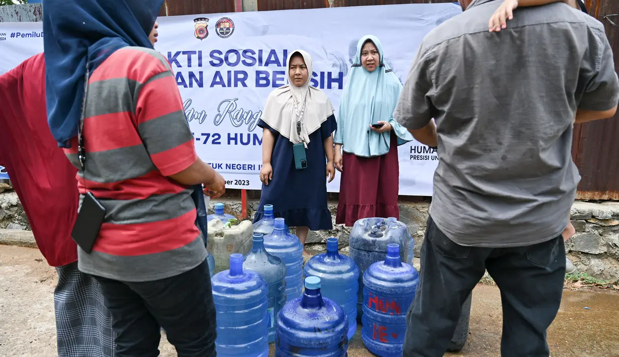 Kekeringan, 15 Ribu Liter Air Bersih Didistribusikan untuk Warga Neuheun Aceh Besar - Foto ...
