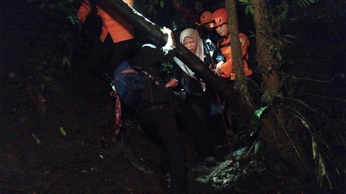 Tim SAR Manado Evakuasi Wanita Pendaki Gunung Tampusu di Minahasa