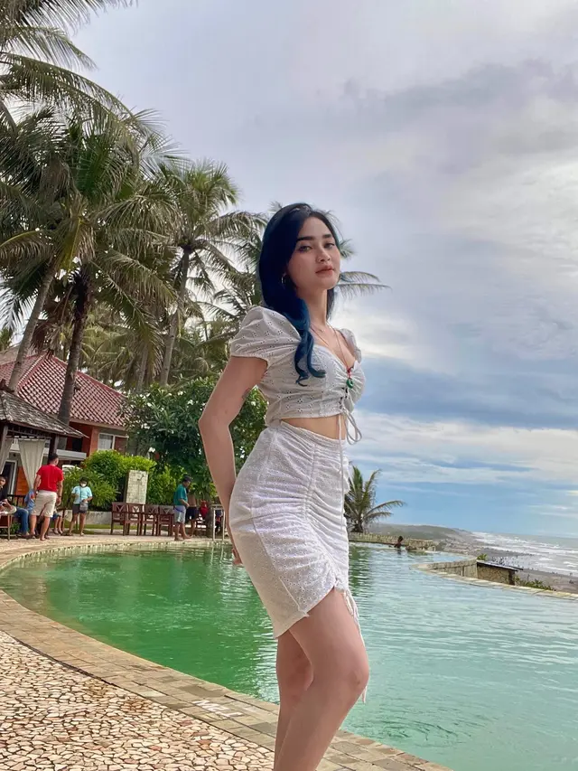 6 Momen Seru Liburan Penyanyi Dangdut Arlida Putri, Pantai Hingga Naik Gunung - Surabaya ...