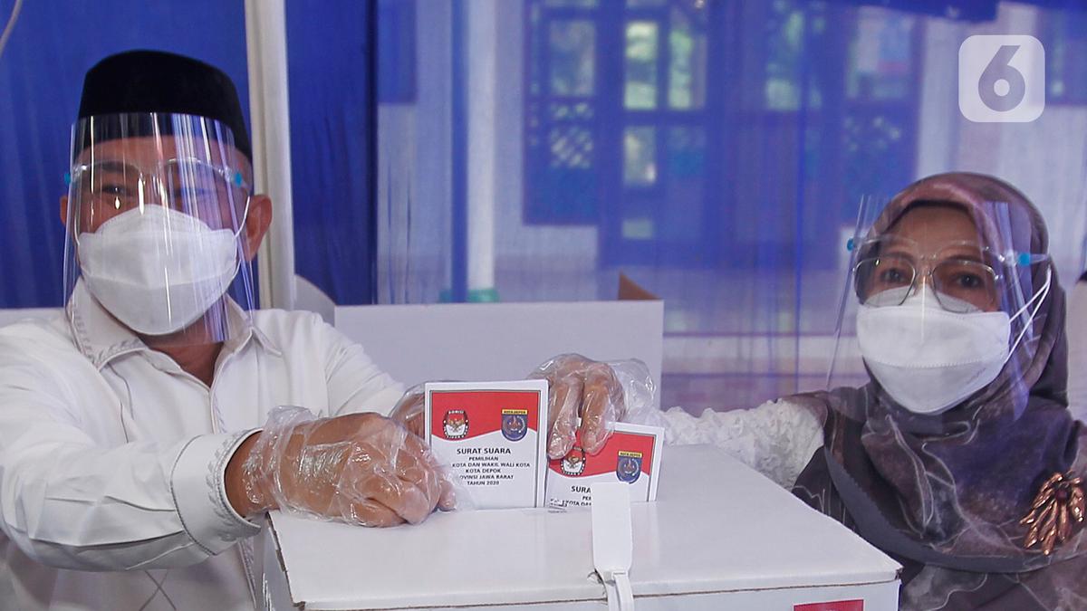 FOTO: Didampingi Istri, Calon Wali Kota Depok Mohamad Idris Nyoblos di ...