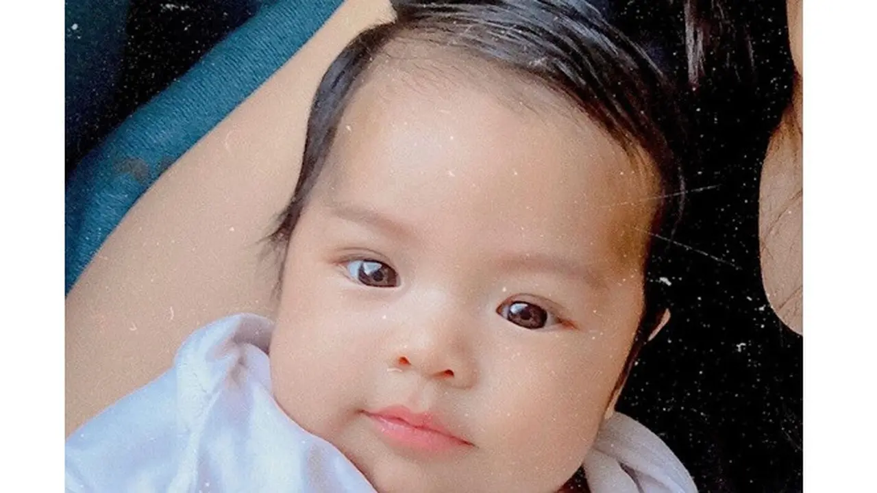 First Trip, Ini 5 Gaya Liburan Alinea Anak Raditya Dika di Singapura ...