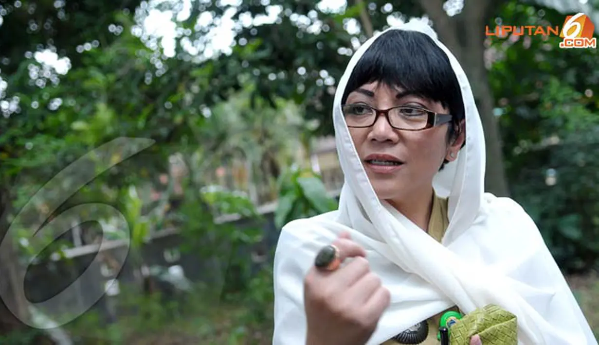 Lurah Susan Jasmine Tampil Berkedurung - Foto Liputan6.com