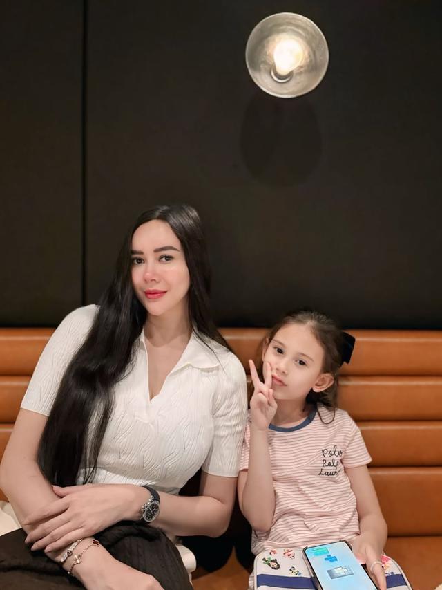 6 Gaya Stylish Aura Kasih dan Arabella, Putrinya yang Kini Berusia 6 Tahun