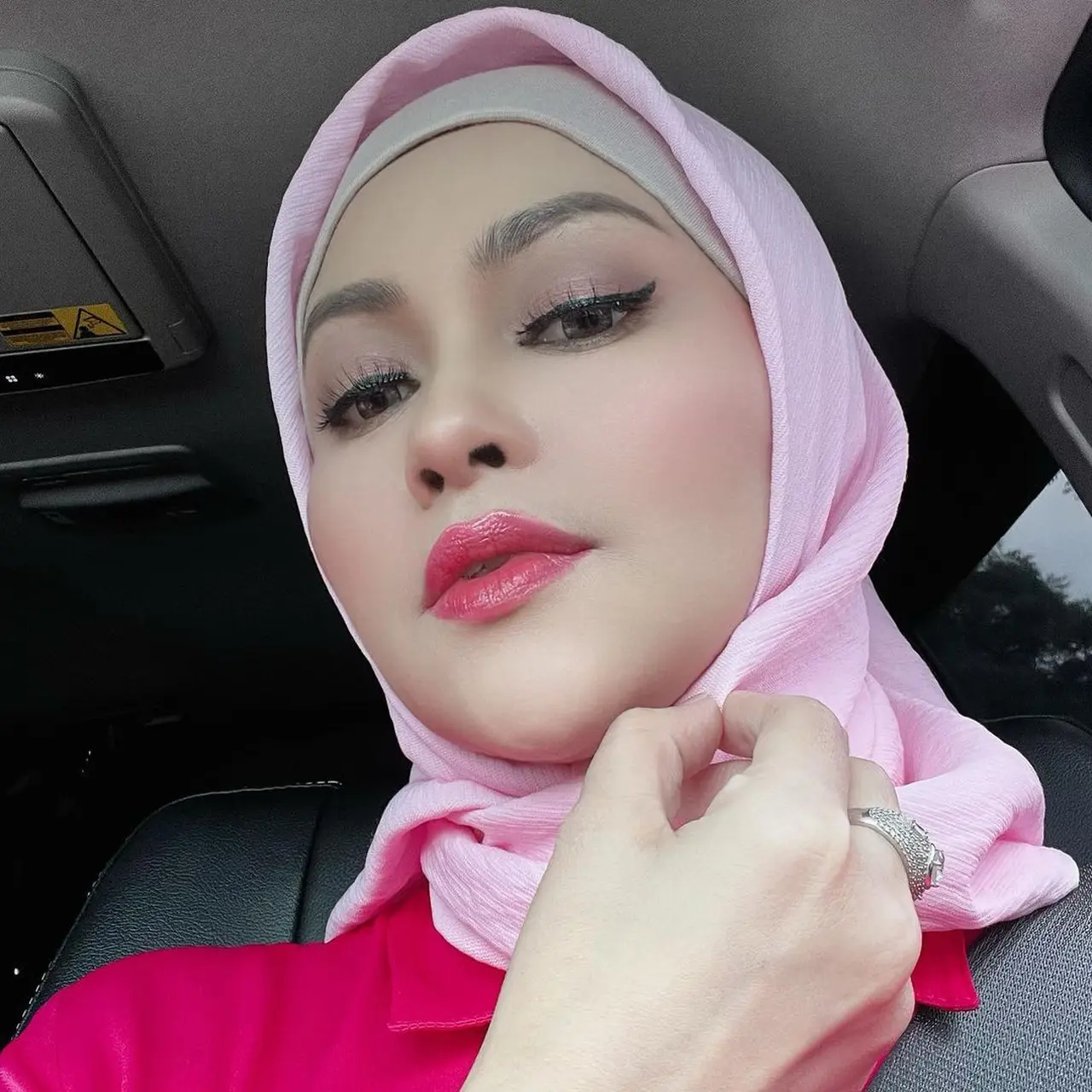 Akui Masih Belajar, Ini 6 Potret Ratu Dewi Imasy 'Dari Jendela SMP' Pakai Hijab - Hot Liputan6.com