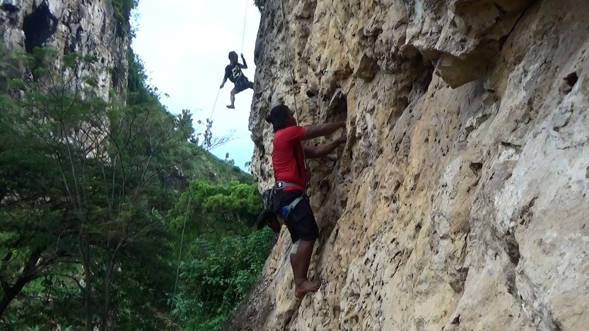 Wisata Panjat Tebing, Cara Cerdik Selamatkan Air di Gunung Pegat ...