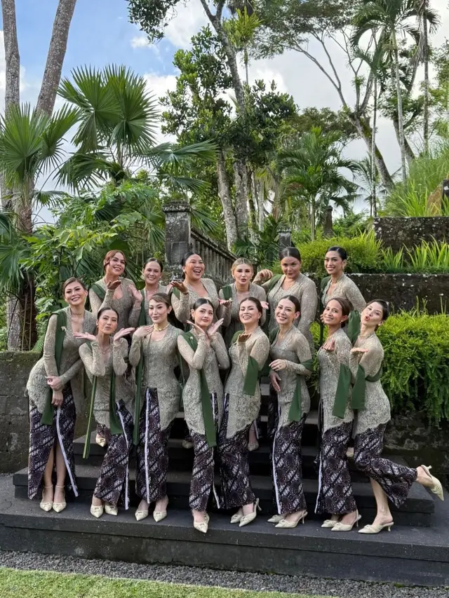 Model Kebaya Bridesmaid Luna Maya, Tampil Anggun dengan Nuansa Jawa - ShowBiz Liputan6.com