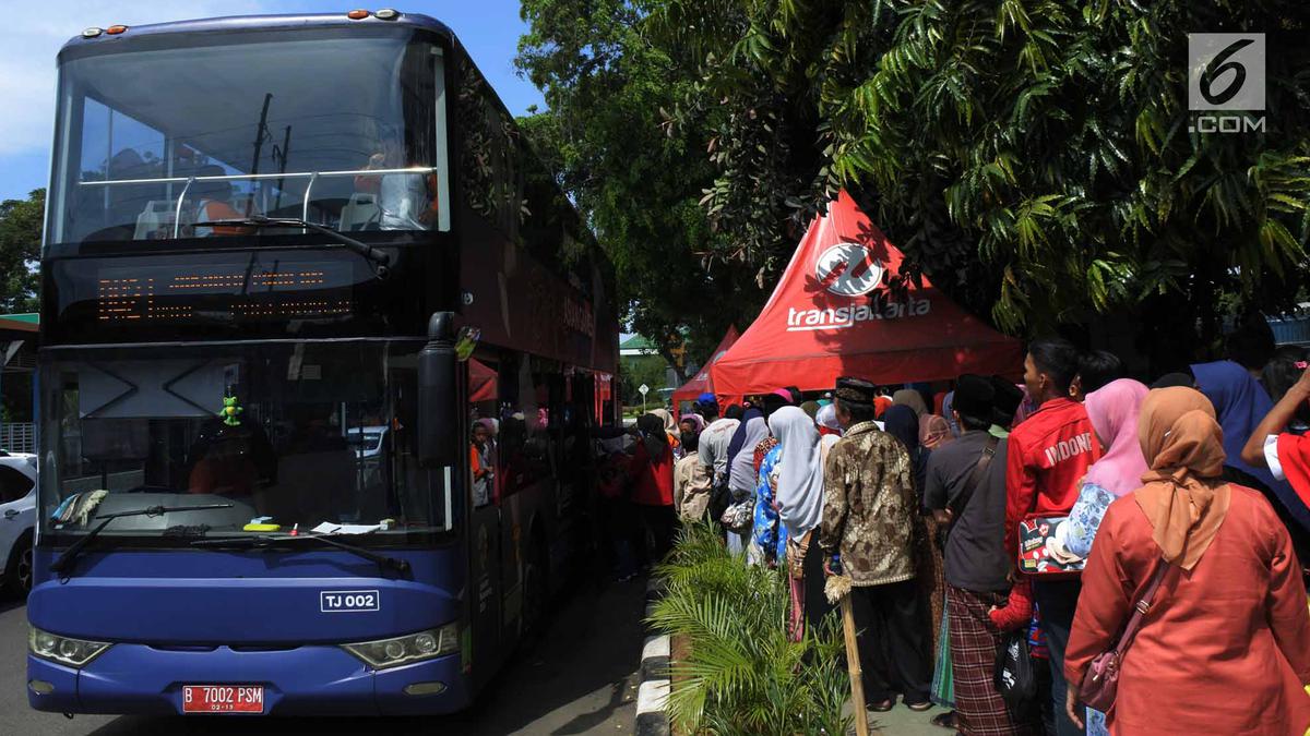FOTO: Bus Tingkat Wisata Ramai Peminat di Libur Panjang Akhir Pekan - Foto Liputan6.com