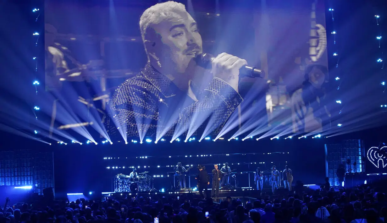 Sam Smith Beraksi di Panggung iHeartRadio Music Festival dengan Gaya ...