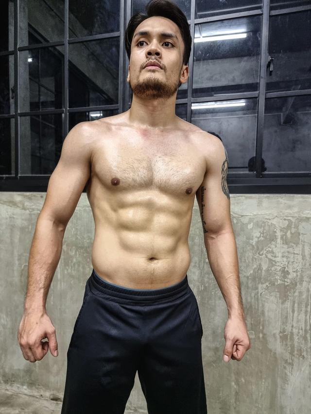 6 Potret Randy Pangalila dengan Level Ganteng Meresahkan, Dari Pose ...