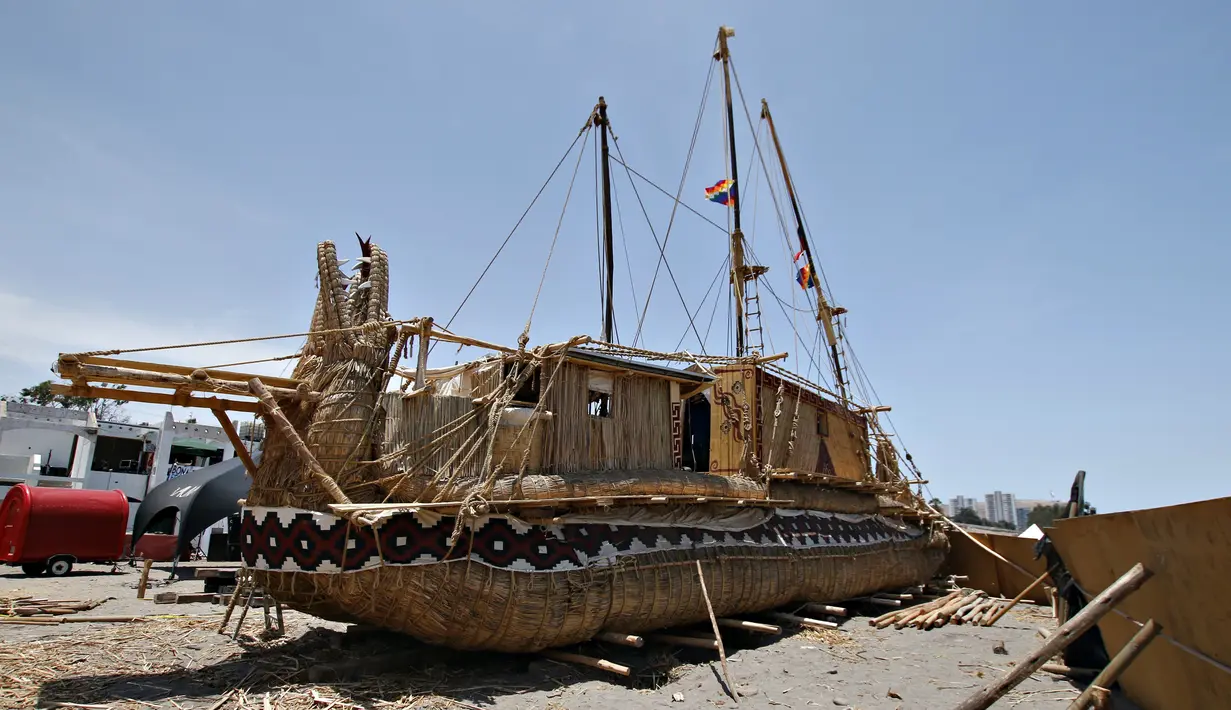 FOTO: Perahu Suku Aymara yang Terbuat dari Alang-Alang Siap Arungi ...
