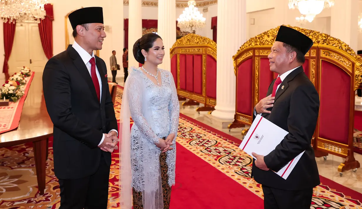 6 Gaya Kembar Annisa Pohan dan Almira Pakai Kebaya Berwarna Baby Blue, Setia Dampingi AHY ...