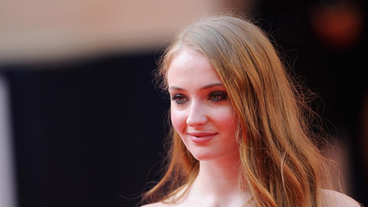 Pakai Busana Seksi, Sophie Turner Bikin Panas BAFTA Awards 2017 - ShowBiz Liputan6.com