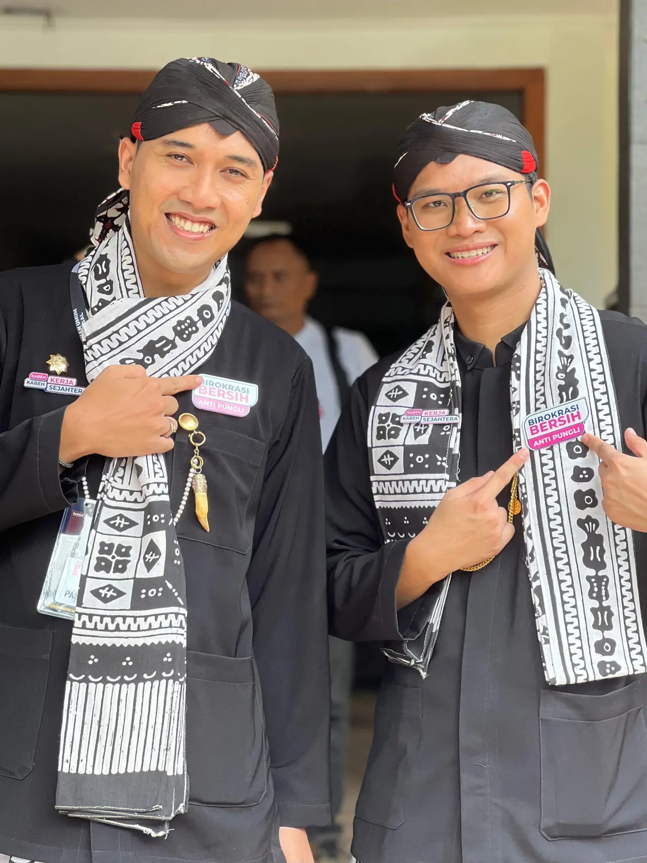 Debat Kedua Pilbup Tegal, Bima-Mujab Kenakan Aksesoris Milik Ki Enthus ...