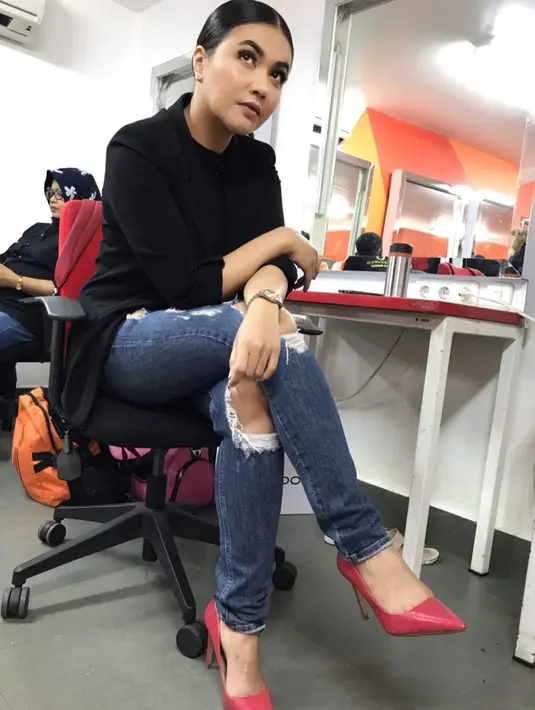 Demi Kesembuhan Shakira, Denada Jual Semua Asetnya - Photo Fimela.com