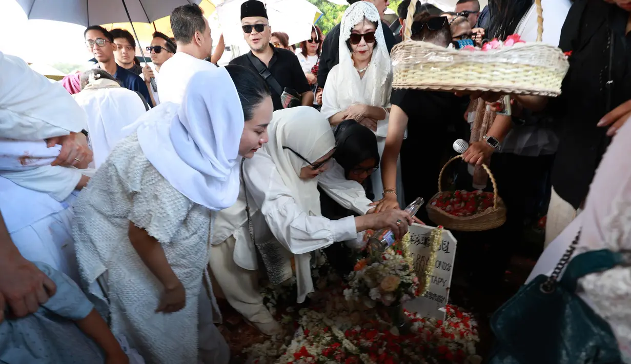 Iringi Pemakaman Ray Sahetapy, Dewi Yull Setia di Samping Makam - Page ...