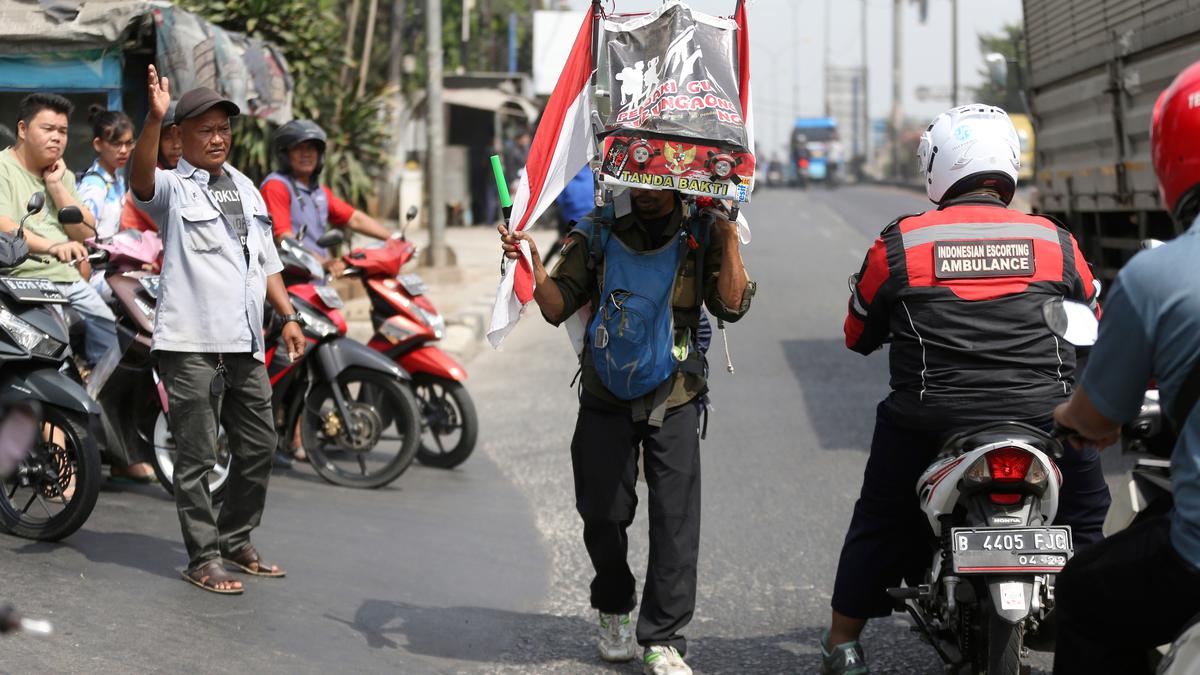 FOTO: Aksi Jalan Mundur Pria Asal Tulungagung Tiba di Bekasi - Foto ...
