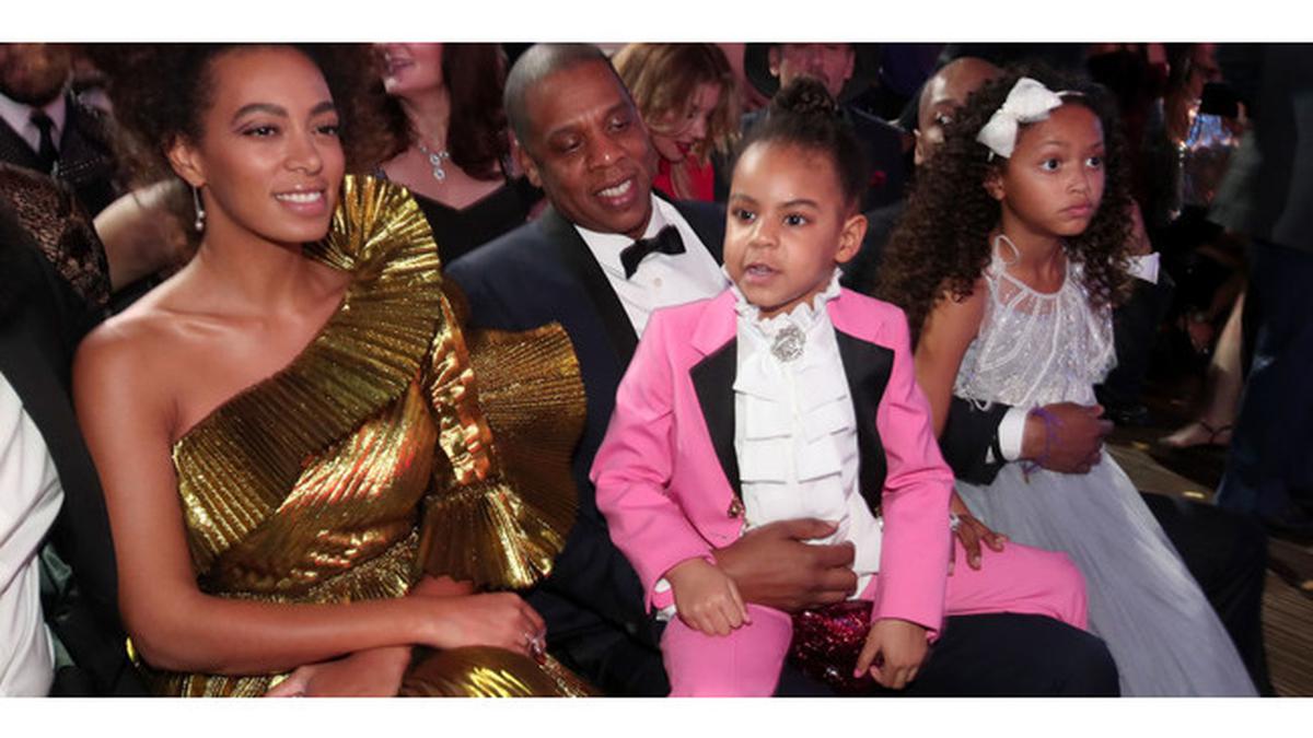 Gaya Boyish Blue Ivy di Grammy Awards 2017
