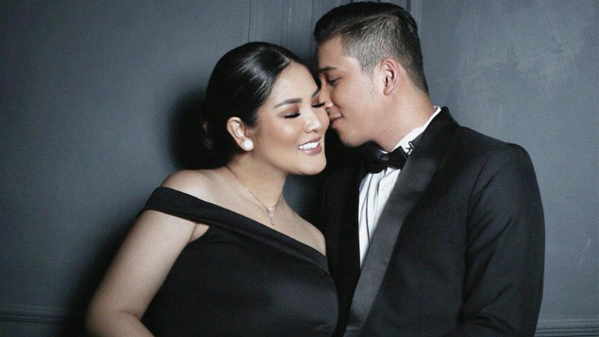 Eksklusif: Potret Hamil Sensual Nindy dan Suami yang Bikin Iri