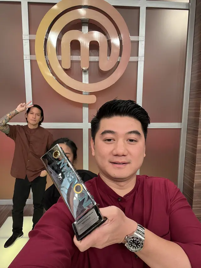 Viral Chef Arnold Tutupi Wajah Chef Renatta Pakai Piala, Buntut Insiden ...