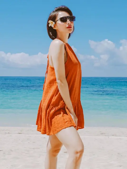 8 Potret Wika Salim Seksi Pakai Dress Mini di Pantai, Mulus Banget - Foto Liputan6.com