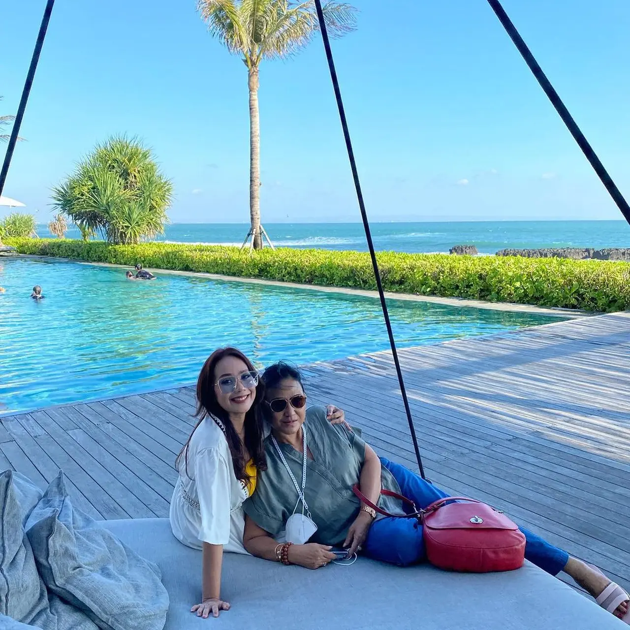 14 Tahun Berteman, Ini 6 Potret Kompak Irene Librawati – Debby Cynthia Dewi Duo Antagonis ...