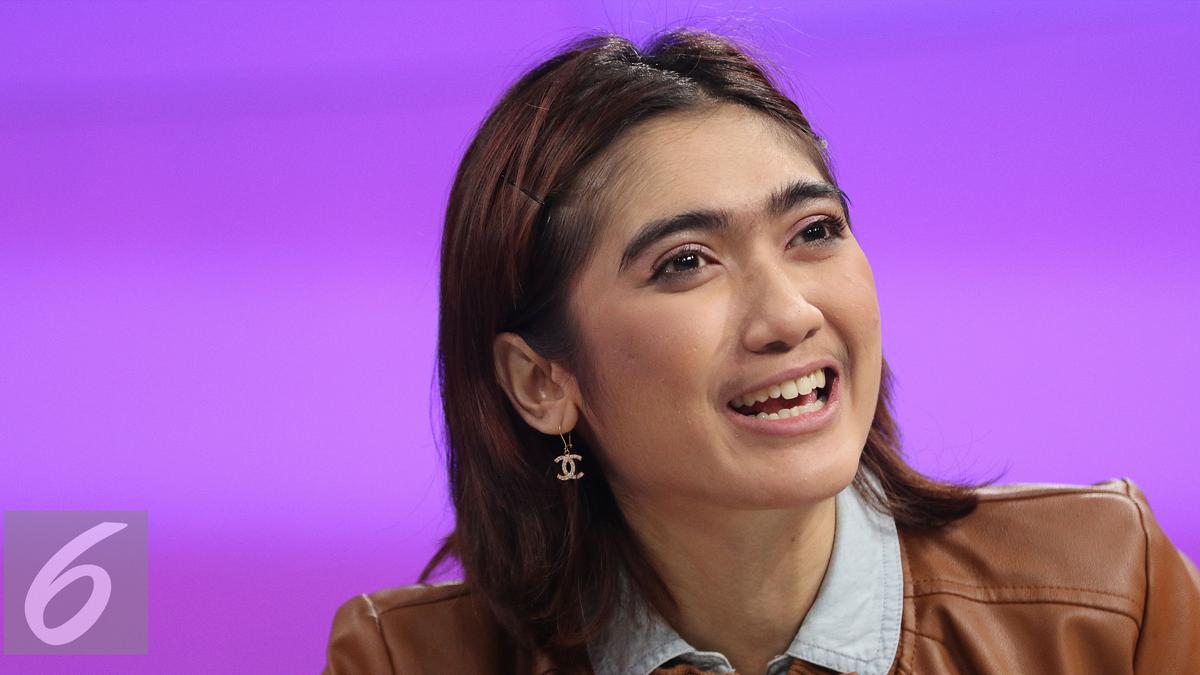 Bagian Tubuh Revi Mariska Ini Bikin Pria Tergoda - ShowBiz Liputan6.com