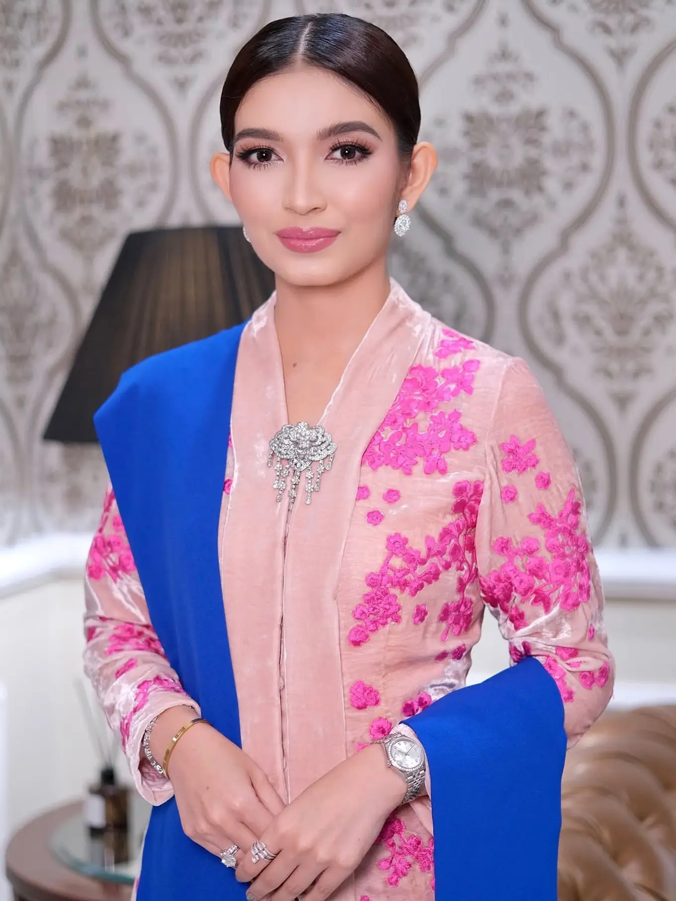 Pesona Istri Wapres Gibran, Selvi Ananda Tampil Anggun Berkebaya Pink Dipadu Perhiasan Silver di ...