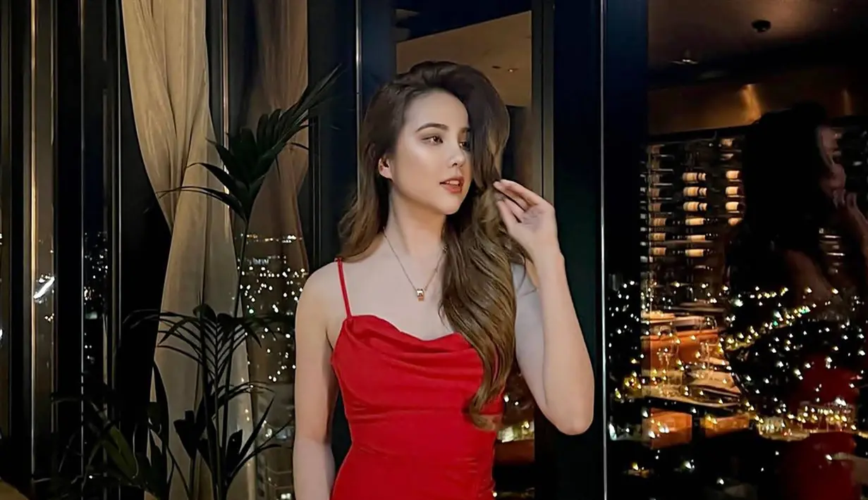 Jadi Warna Favorit, Potret Agatha Chelsea dengan Dress Merah Ini Makin ...