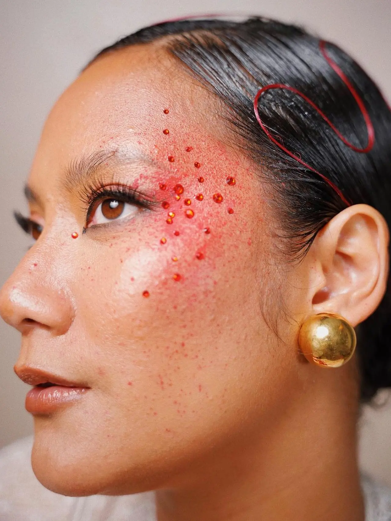 6 Potret Detail Makeup dan Penampilan Tara Basro di Gala Premiere ...