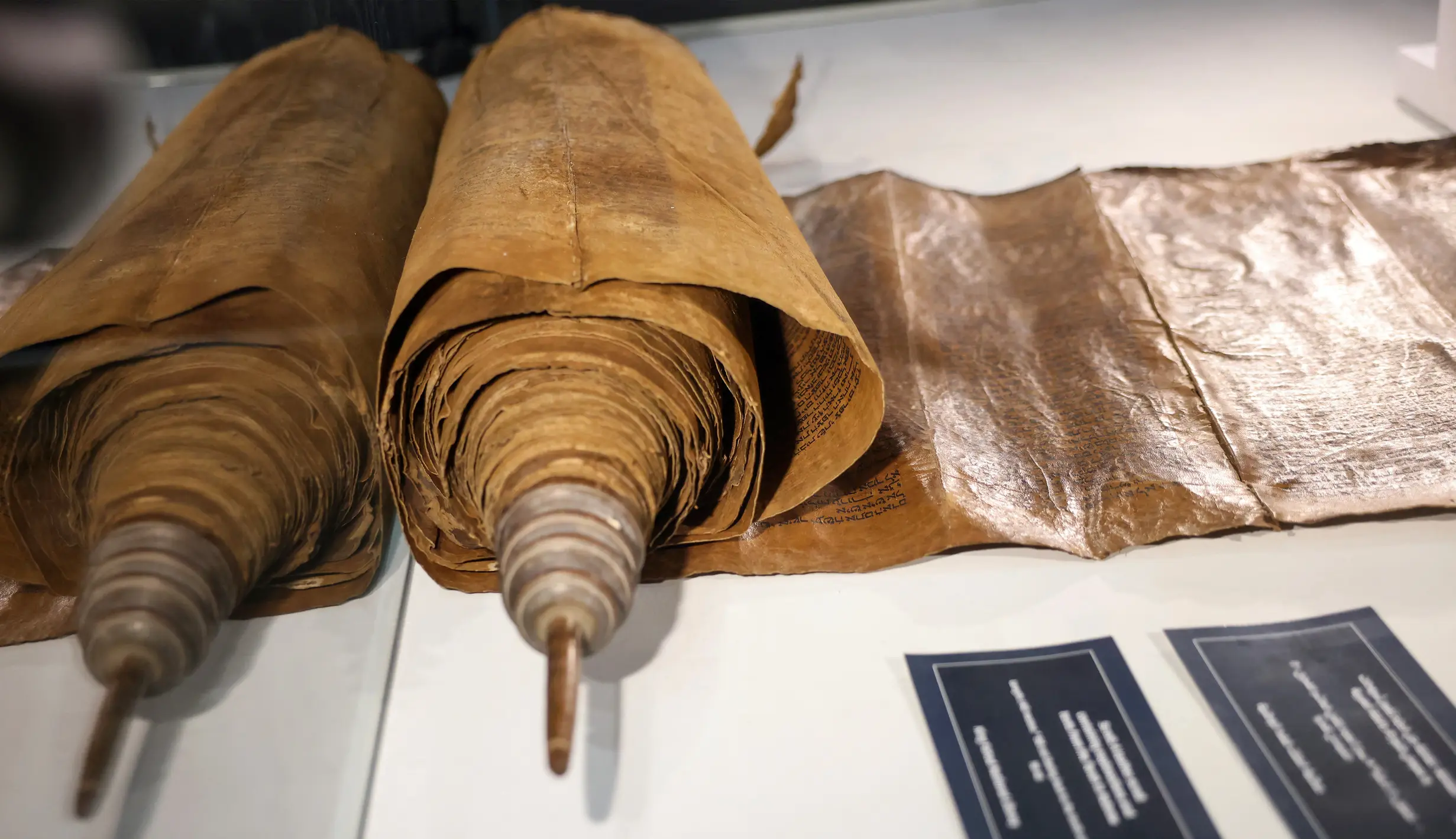 Gulungan Taurat Langka Dipamerkan di Pameran Buku Arab Saudi - Foto ...