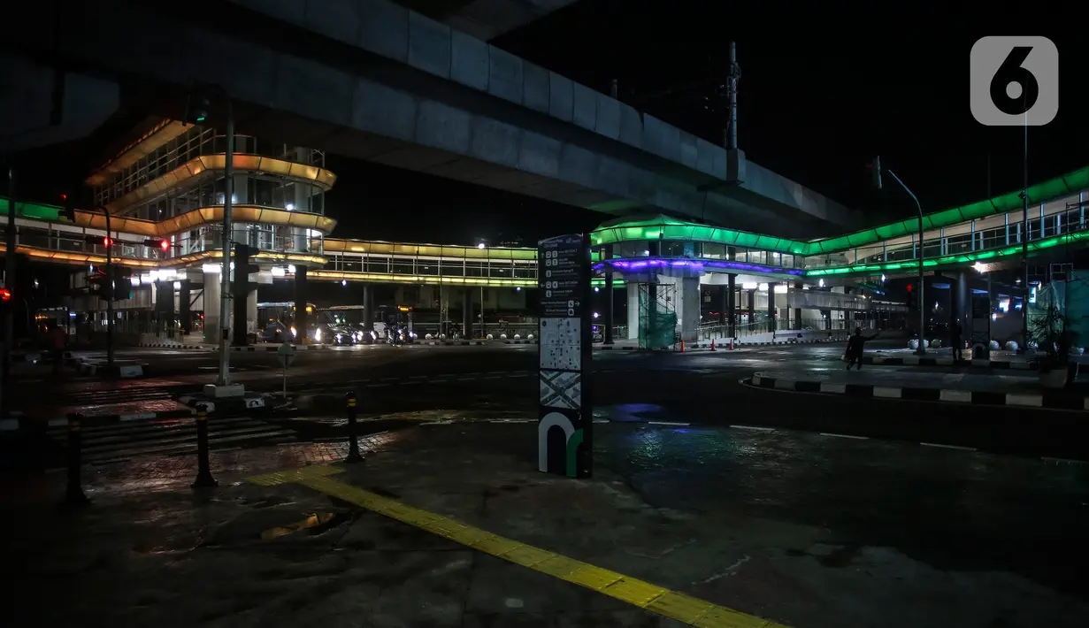 FOTO: Kerlap-kerlip Lampu Skybridge Halte CSW - Foto Liputan6.com