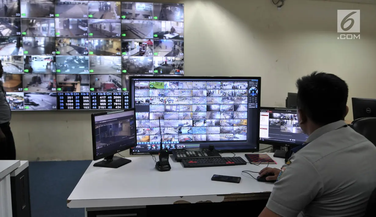 FOTO: Menengok Ruang Monitor CCTV Terminal Pulogebang - Foto Liputan6.com