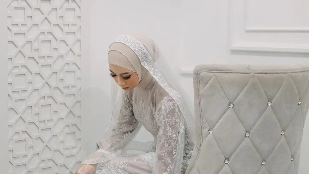 7 Potret Adiba saat Malam Binai, Tampil Anggun dan Memesona