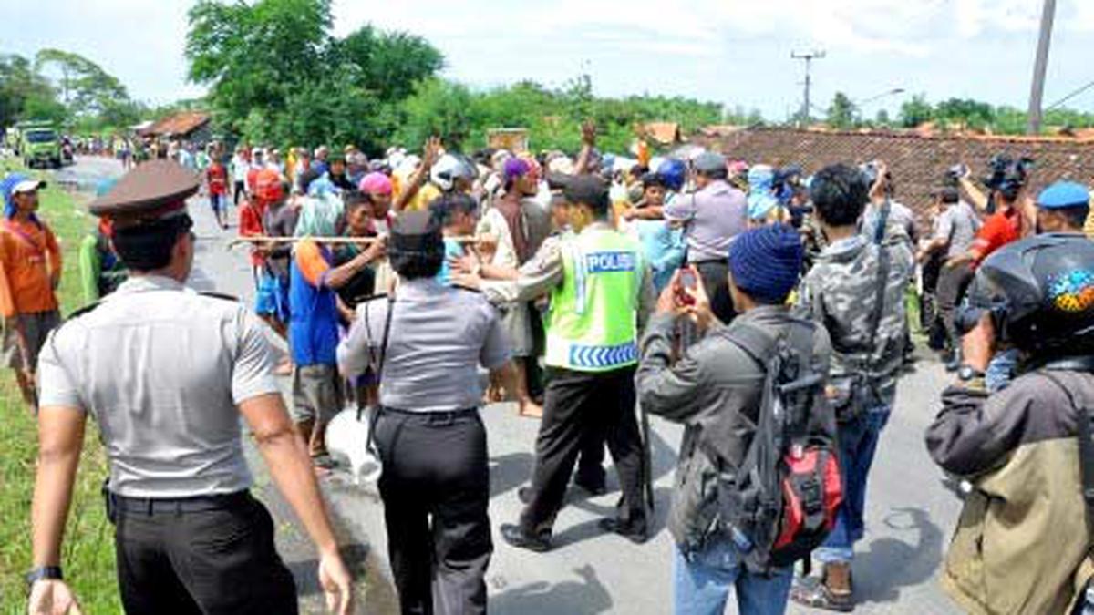 Ratusan warga dari lima desa diantaranya Desa Pamulihan, Kamalasih ...