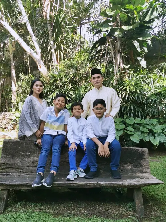 6 Potret Keluarga Kecil Anindhita Anestya Anak Kedua Aburizal Bakrie, Harmonis - Hot Liputan6.com