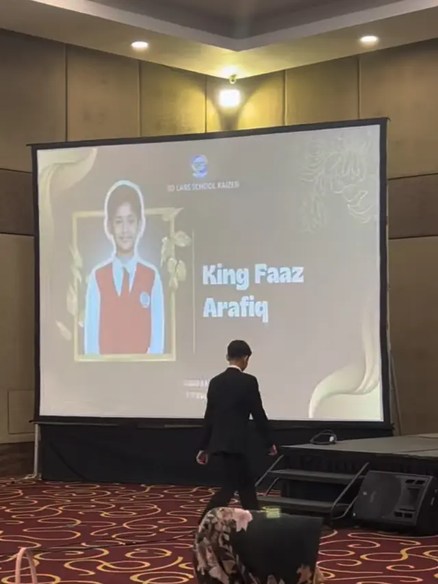 7 Momen King Faaz Wisuda, Putra Fairuz A Rafiq Tampil Dewasa Pakai Jas - Hot Liputan6.com