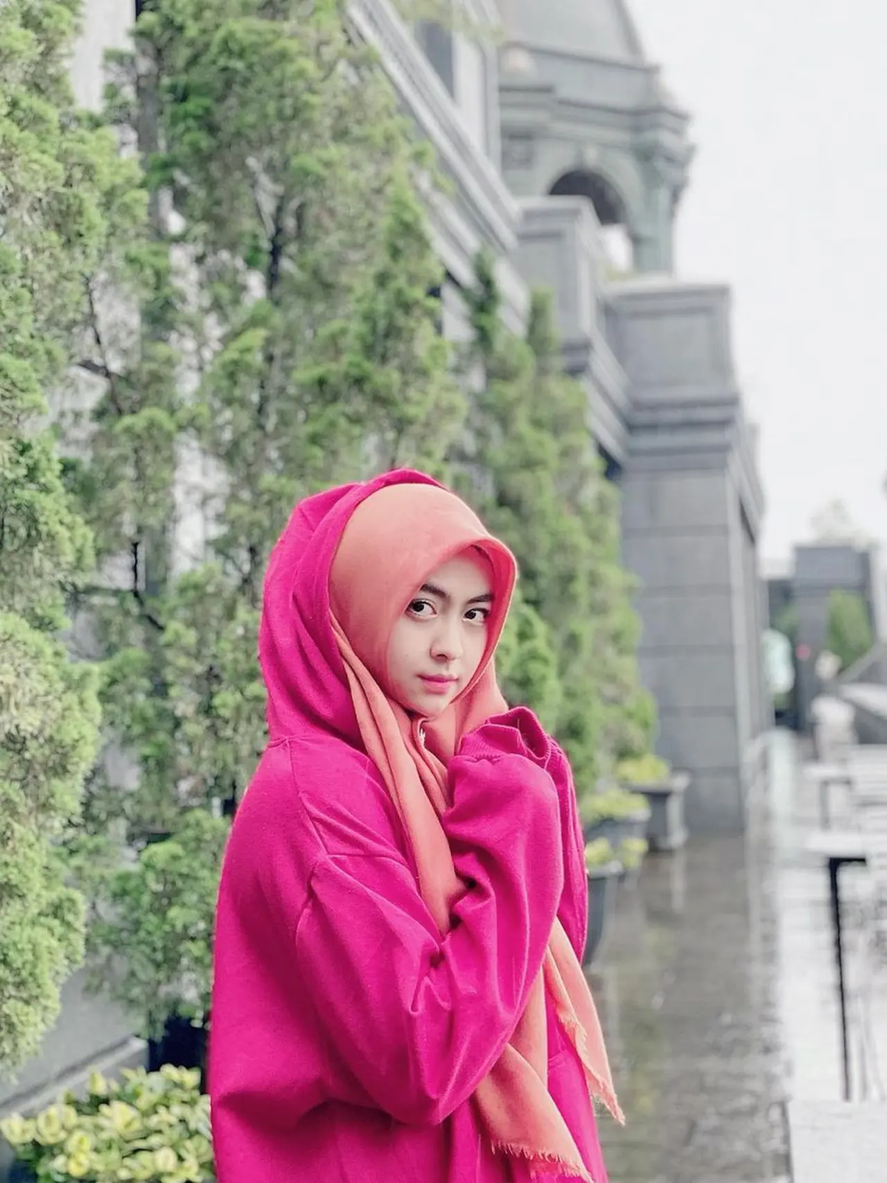 Pesona Selebgram Shindy Putri Pakai Hijab dan Hoodie Pink, Disebut ...