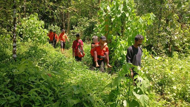 Hilang di Hutan, Pria di Buton Ditemukan Tim SAR Sedang Babat Rumput di ...