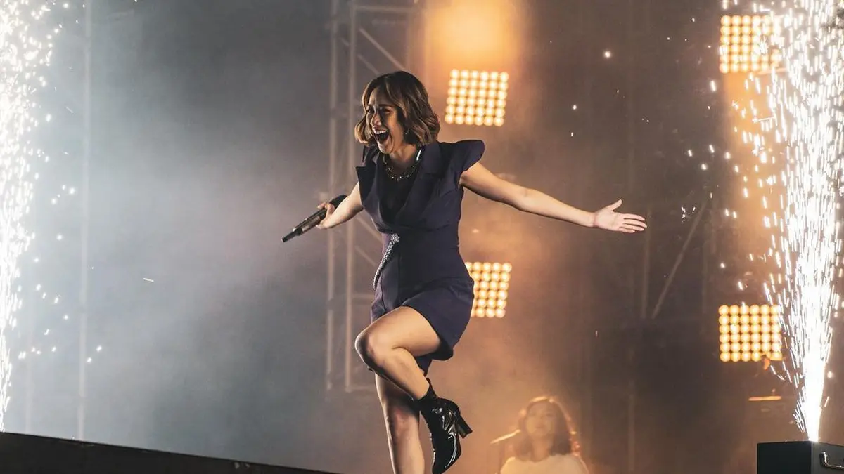 8 Gaya Fashion BCL di Atas Panggung dalam Outfit Edgy, Tampil Bak ...