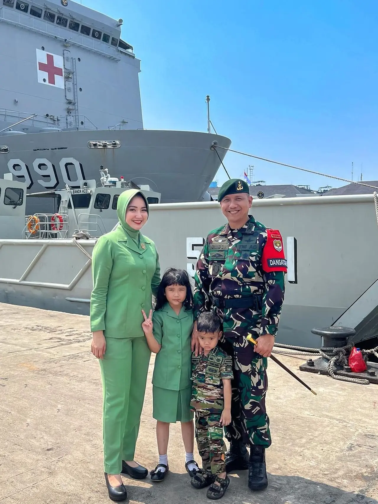 6 Adu Gaya Artis Pakai Seragam Persit, Ayu Ting Ting Segera Nyusul - Fashion Fimela.com