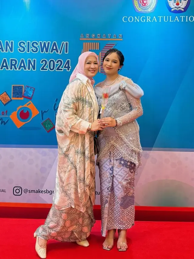 7 Potret Wisuda Shakiena Azalea Putri Pasha Ungu, Dihadiri Pacar dan ...