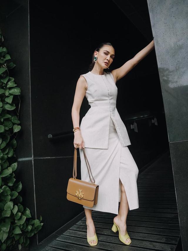 10 Inspirasi Rok Ala Luna Maya Kasual-Formal yang Stylish, Tampil Awet Muda