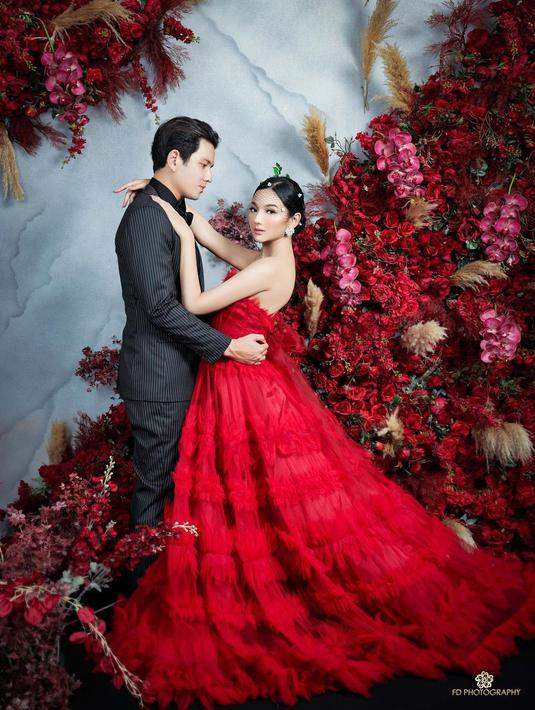 10 Ide Busana Prewedding Pakai Gaun Pengantin 2023 dari Julian Jacob-Mirriam Eka Sampai Kiky ...