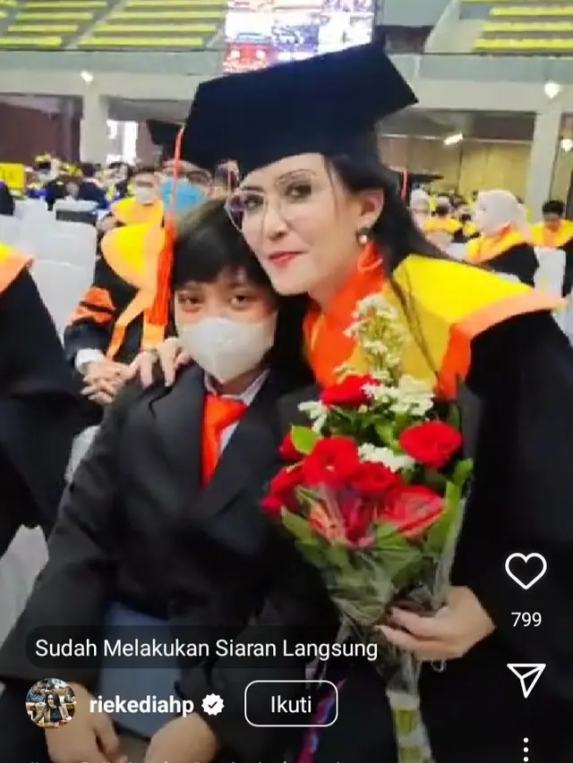Kebahagiaan Rieke Diah Pitaloka Lulus S3 dengan Predikat Cum Laude, Wisuda Dihadiri Sang Anak ...