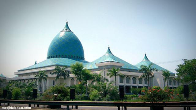 Indahnya! Masjid Al Akbar Gelar Tarawih ala NU dan Muhammadiyah ...