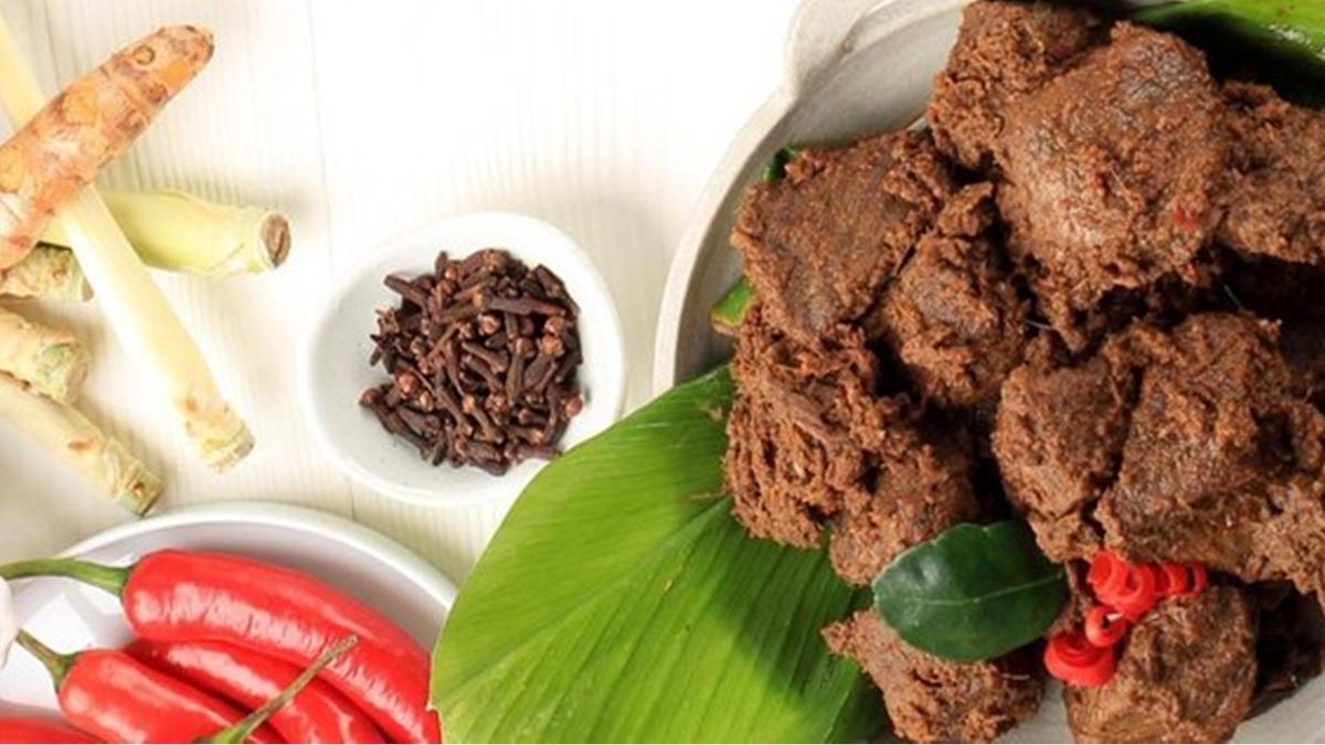 Pilih Masak Sendiri atau Beli? Ini Poin Penting Bikin Rendang yang ...