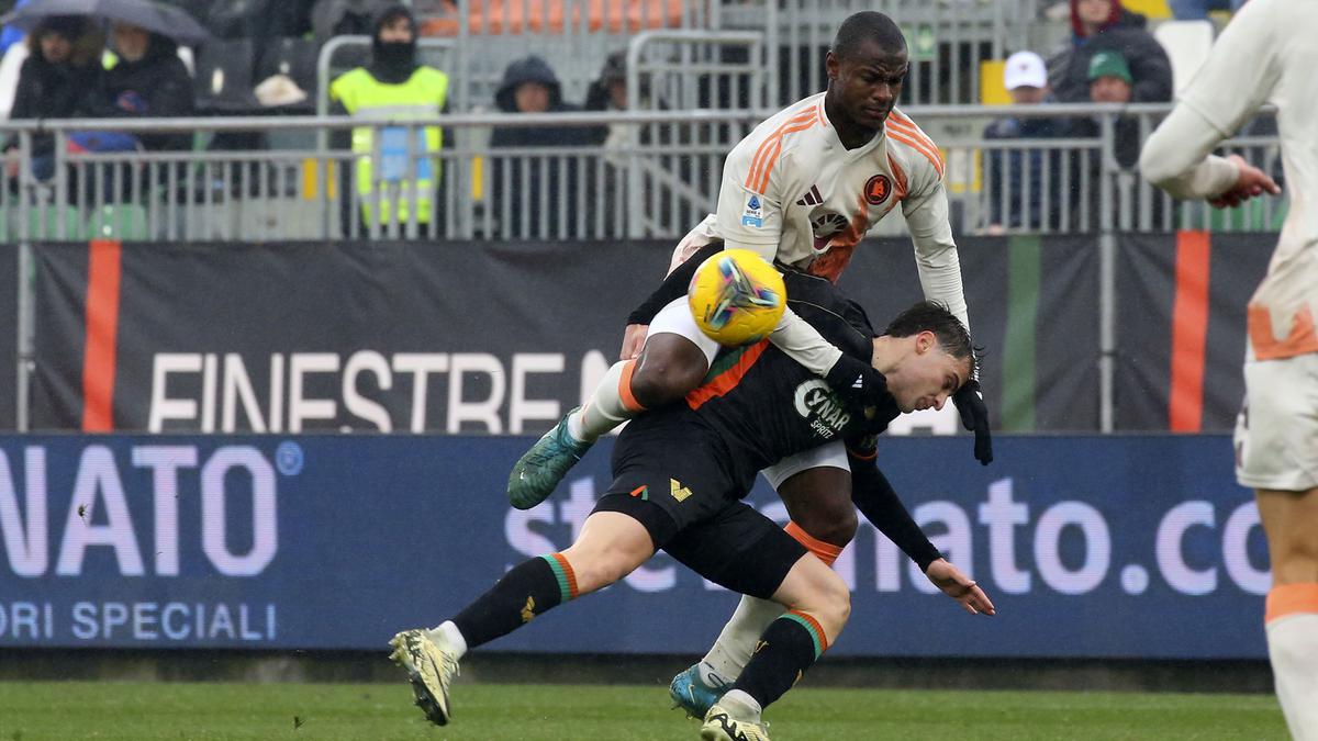 Manchester United Bakal Seriusi Transfer Bek AS Roma Ini? - Bola ...